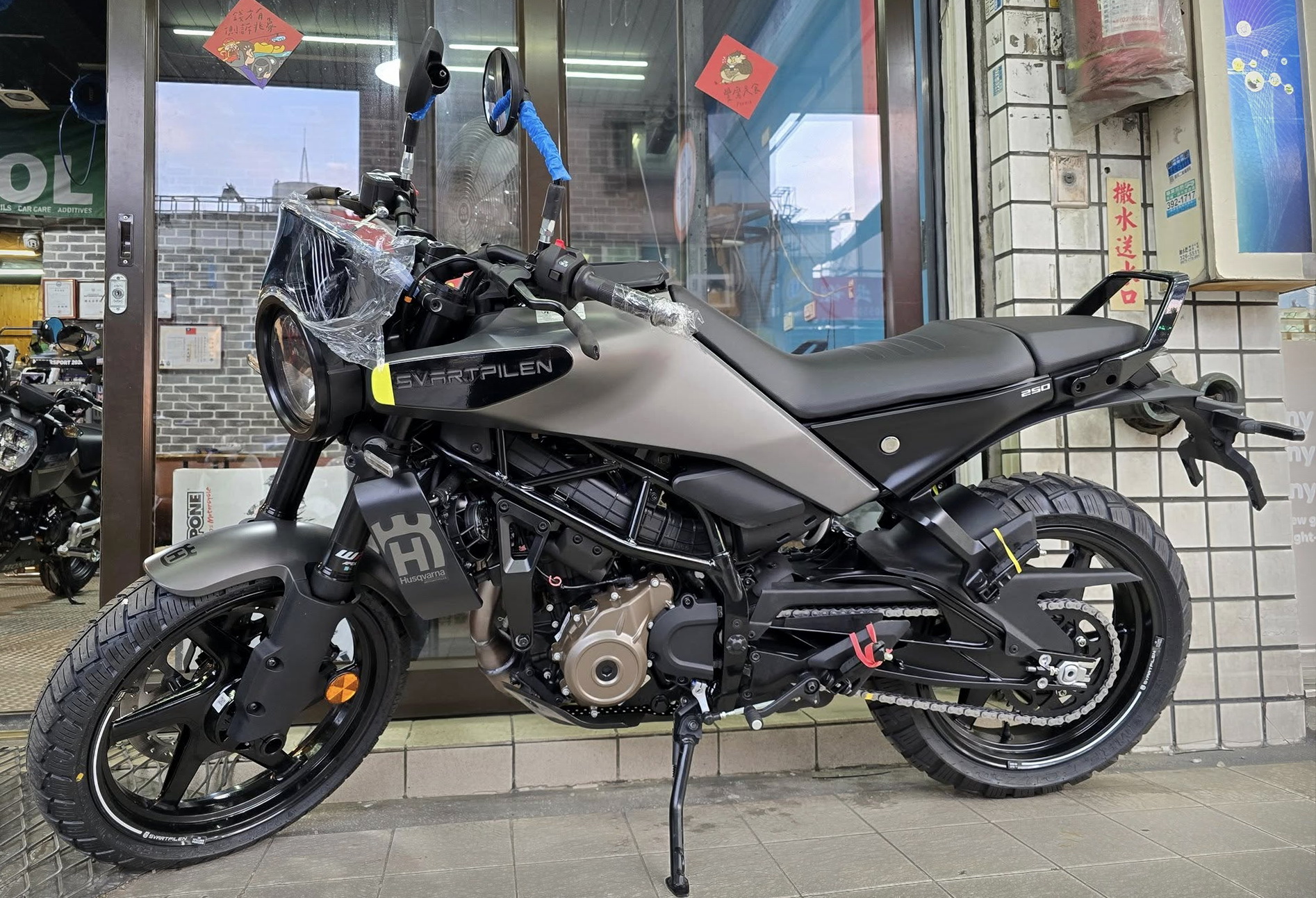 HUSQVARNA SVARTPILEN 250新車出售中 【全新車】現車在店 2025 Husqvarna Svartpilen250 售價$21.8萬 黑箭250 環型LED燈 | 勝大 ...